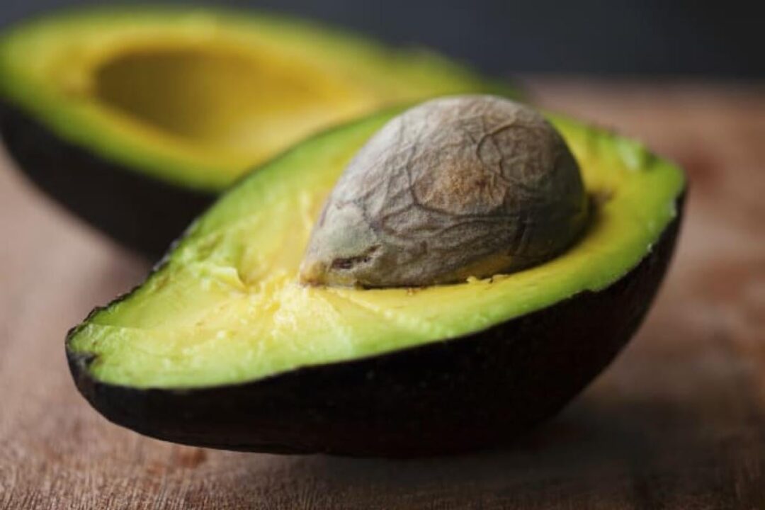 4 méthodes efficaces pour conserver un avocat déjà ouvert